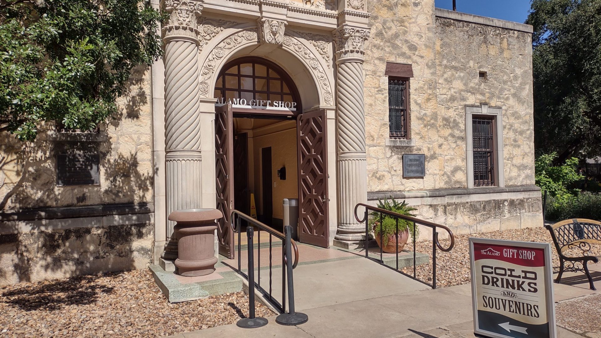 Explore the Alamo: From Mission to Battleground to World Famous Tourist ...